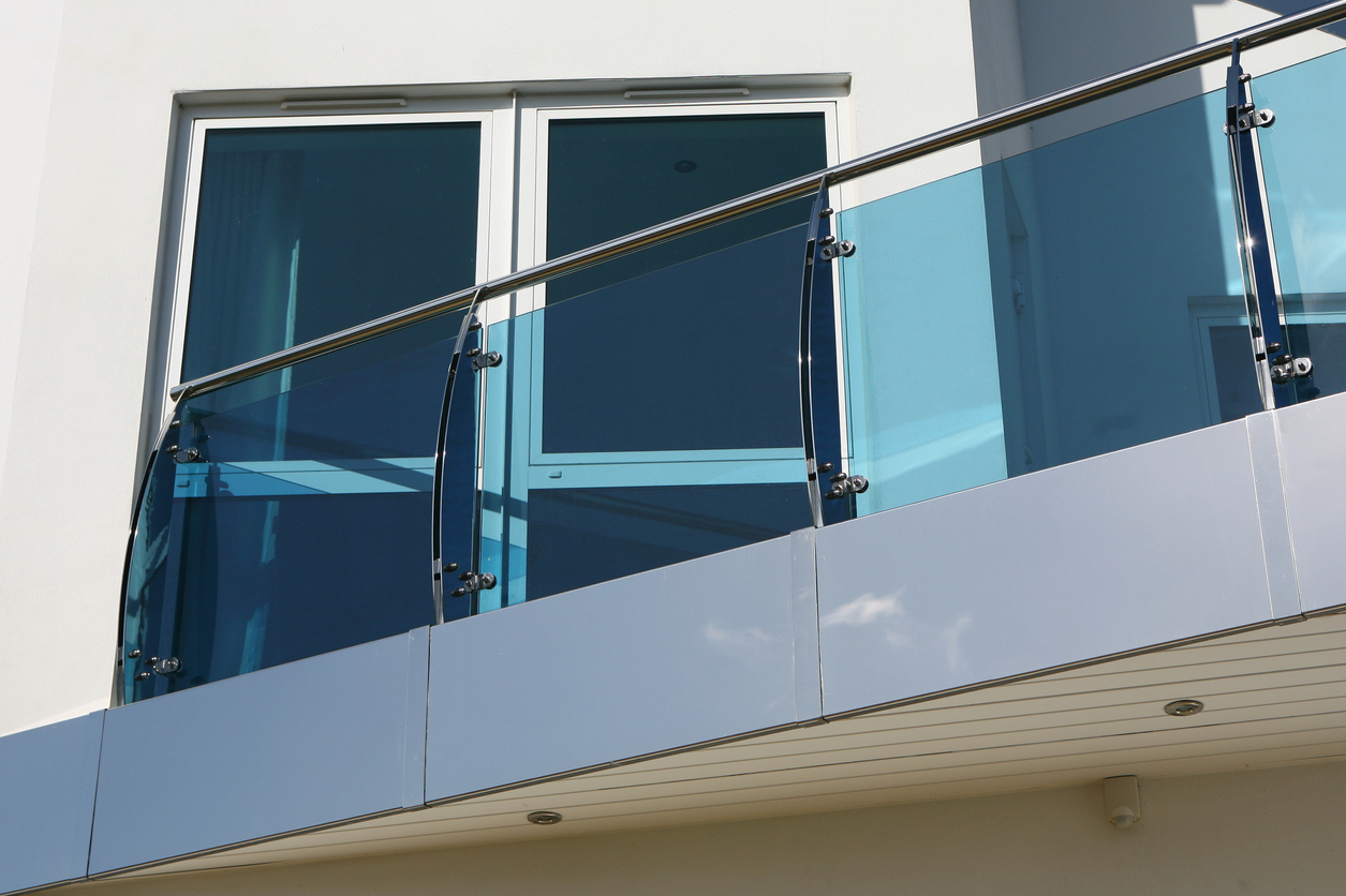 Verre et inox : les clés de la déco moderne - Dinetto